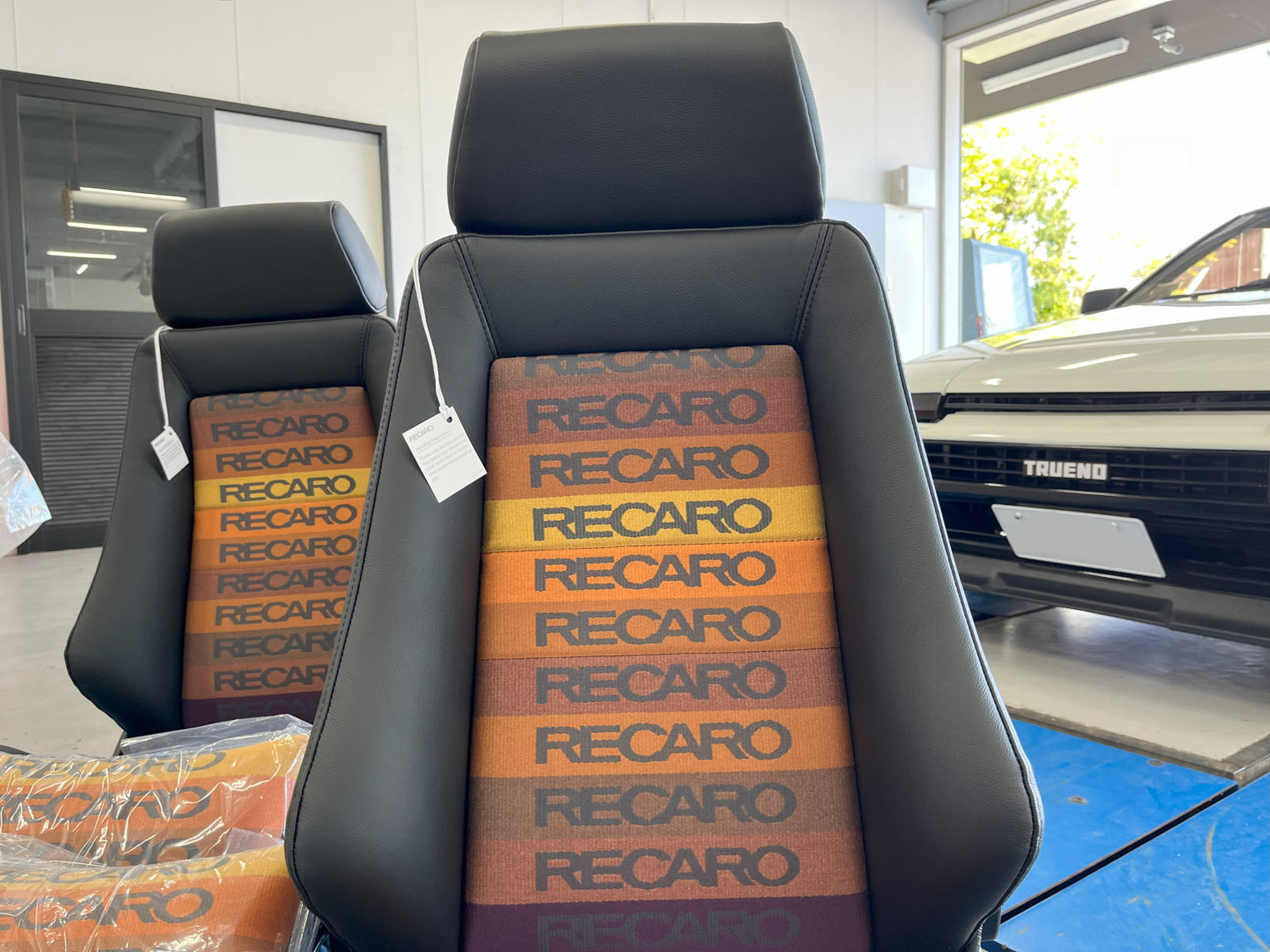 RECARO 300脚限定モデル"Classic LX Spektrum"をスプリンタートレノAE86にお取り付け！｜カルバン 新庄銀座店 ...